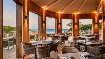Serviço de café da manhã e jantar, vistas para a piscina