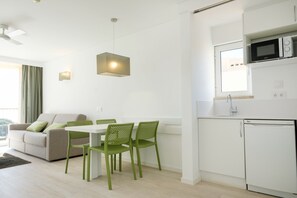 Frigobar, micro-ondas, cooktop, chaleira elétrica