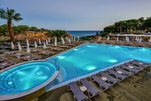 Piscina externa, guarda-sóis