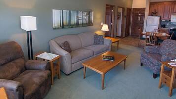 Apartamento em Condomínio Fechado, 2 quartos | Sala de estar | TV de ecrã plano, lareira, filmes pagos