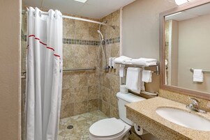 Quarto Superior, 1 cama king-size, acessível, kitchenette (Roll-In Shower) | Casa de banho | Um chuveiro de hidromassagem, toalhas fornecidas 