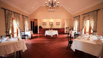 Pequenos-almoços servidos, cozinha local e internacional