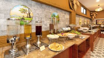 Pequenos-almoços servidos, cozinha local e internacional