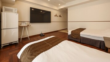 Quarto duplo, várias camas, para não fumantes (Theater) | Cortinas blackout, quartos à prova de som, ferros/tábuas de passar roupa