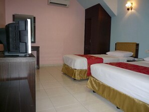 Quarto luxo (Queen Bed + Single Bed) | Escrivaninha, ferros/tábuas de passar roupa, Wi-Fi de cortesia