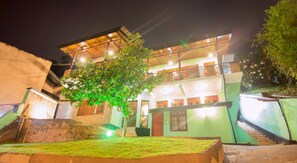 Fachada do alojamento (tarde/noite)