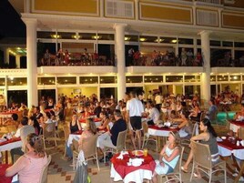 2 restaurantes, é servido café da manhã