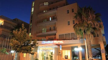 Fachada do alojamento (tarde/noite)