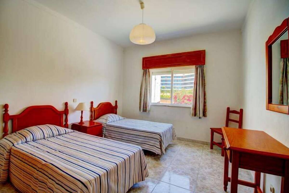 Apartamento, 3 quartos (Jardim) | Ferros/tábuas de passar roupa, berços (sobretaxa), Wi-Fi de cortesia