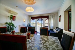 Apartamento, 4 quartos | Refeições no quarto