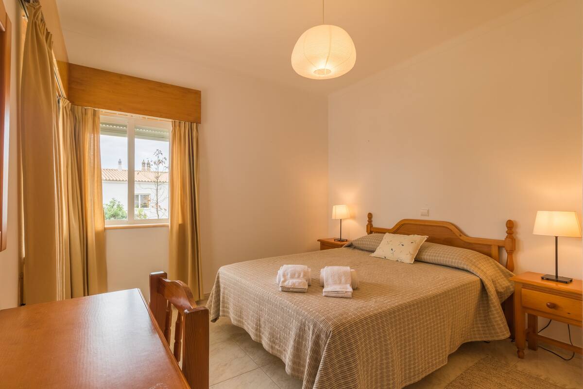 Apartamento, 3 quartos (Garden) | Ferros/tábuas de passar roupa, berços (sobretaxa), Wi-Fi de cortesia