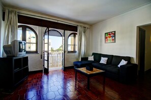 Apartamento, 4 quartos | Sala | TV de ecrã plano, leitor de DVD 