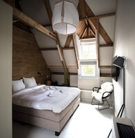 Quarto casal | Roupas de cama premium, cofres nos quartos, quartos à prova de som