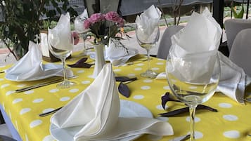 Pequenos-almoços, almoços, jantares servidos, cozinha internacional