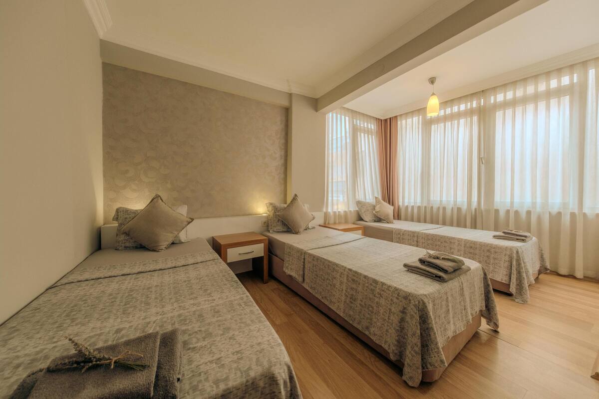 Quarto Triplo Standard | Minibar, secretária, Wi-fi, roupa de cama fornecida 