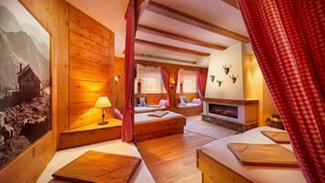 Um quarto de cabana de troncos aconchegante, com paredes de madeira, lareira e cama com cortina xadrez vermelha.