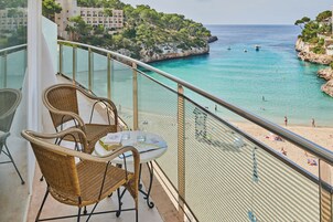 Quarto casal júnior, 1 cama Queen, sacada, vista para o mar | Terraço/pátio
