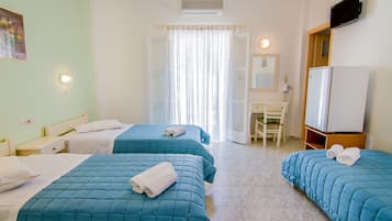 Quarto Triplo, vista para o jardim | Cofre com capacidade para portátil, secretária
