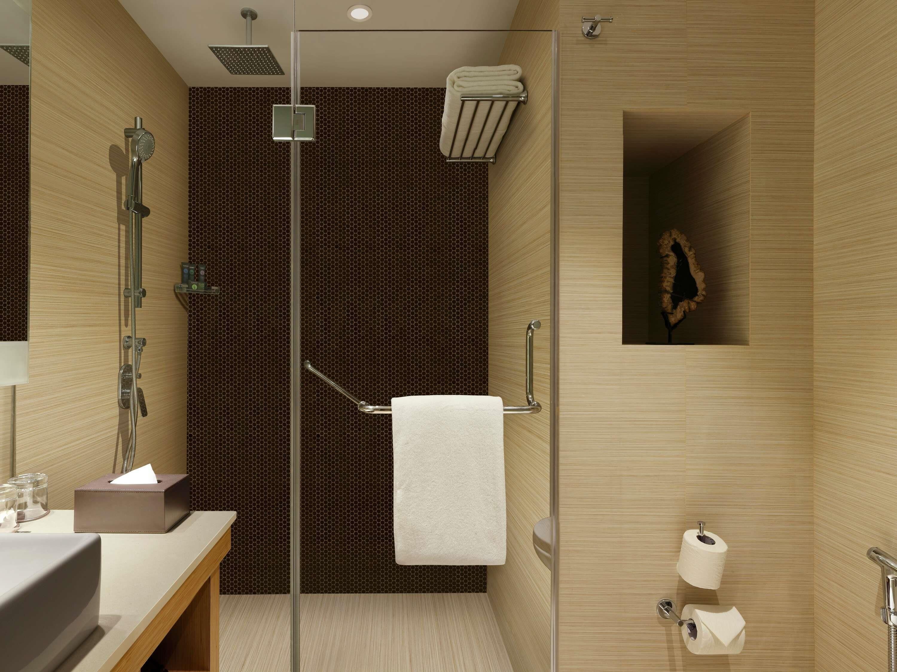 Frigobar, cofres nos quartos, escrivaninha, quartos à prova de som