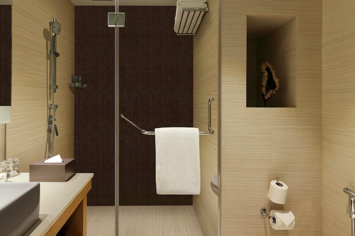 Frigobar, cofres nos quartos, escrivaninha, quartos à prova de som