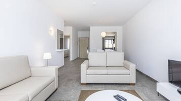 Apartamento, 2 quartos | Sala de estar | TV de ecrã plano