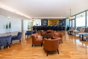 2 bares/lounges, um bar junto à piscina
