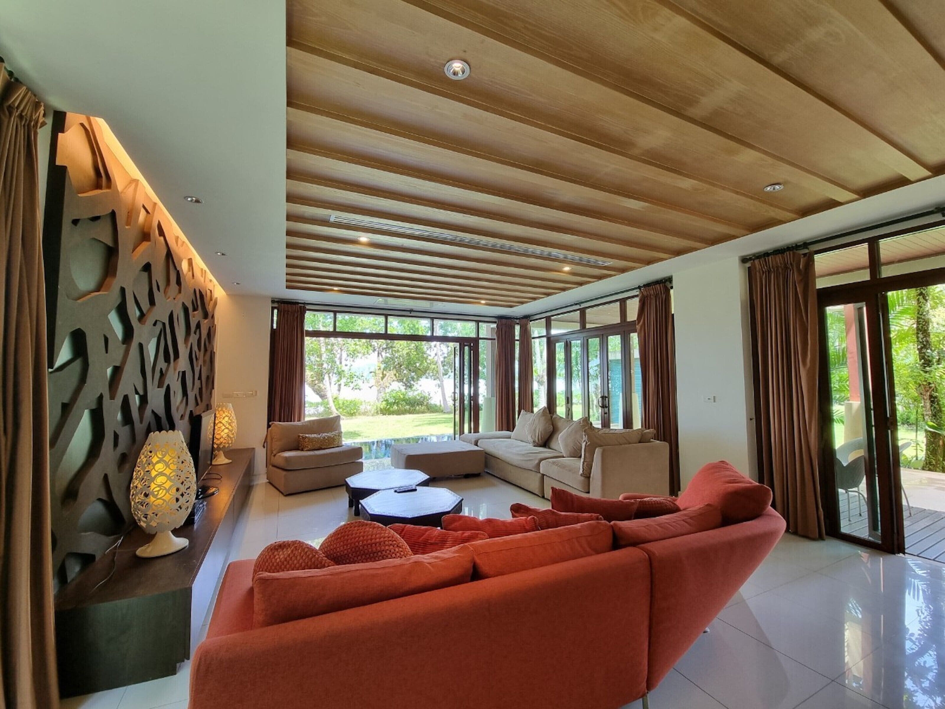 4 Bedrooms Private Pool Villa | Sala de estar | TV de ecrã plano, leitor de DVD 