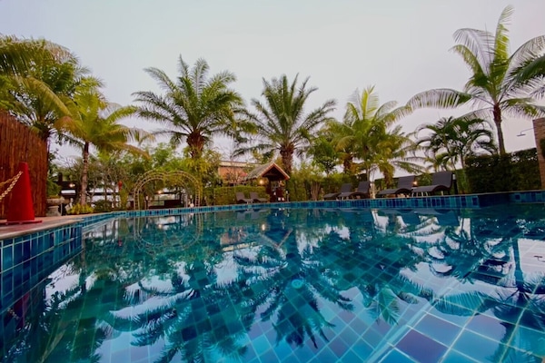 Piscina exterior, toldos gratuitos, espreguiçadeiras