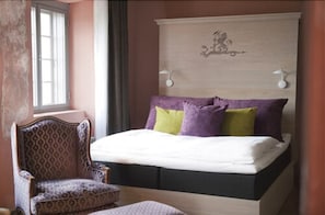 Quarto Duplo Standard, 1 cama king-size | Cofre no quarto, secretária adequada para computadores portáteis