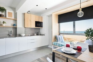 Atic blau con terraza y vistas al mar | Cozinha privada | Geladeira grande, micro-ondas, cooktop, máquina de café expresso