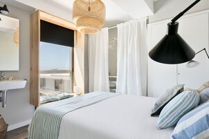 Atic blau con terraza y vistas al mar | Cofres nos quartos, escrivaninha, espaço de trabalho para notebook