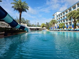 Piscina exterior, espreguiçadeiras