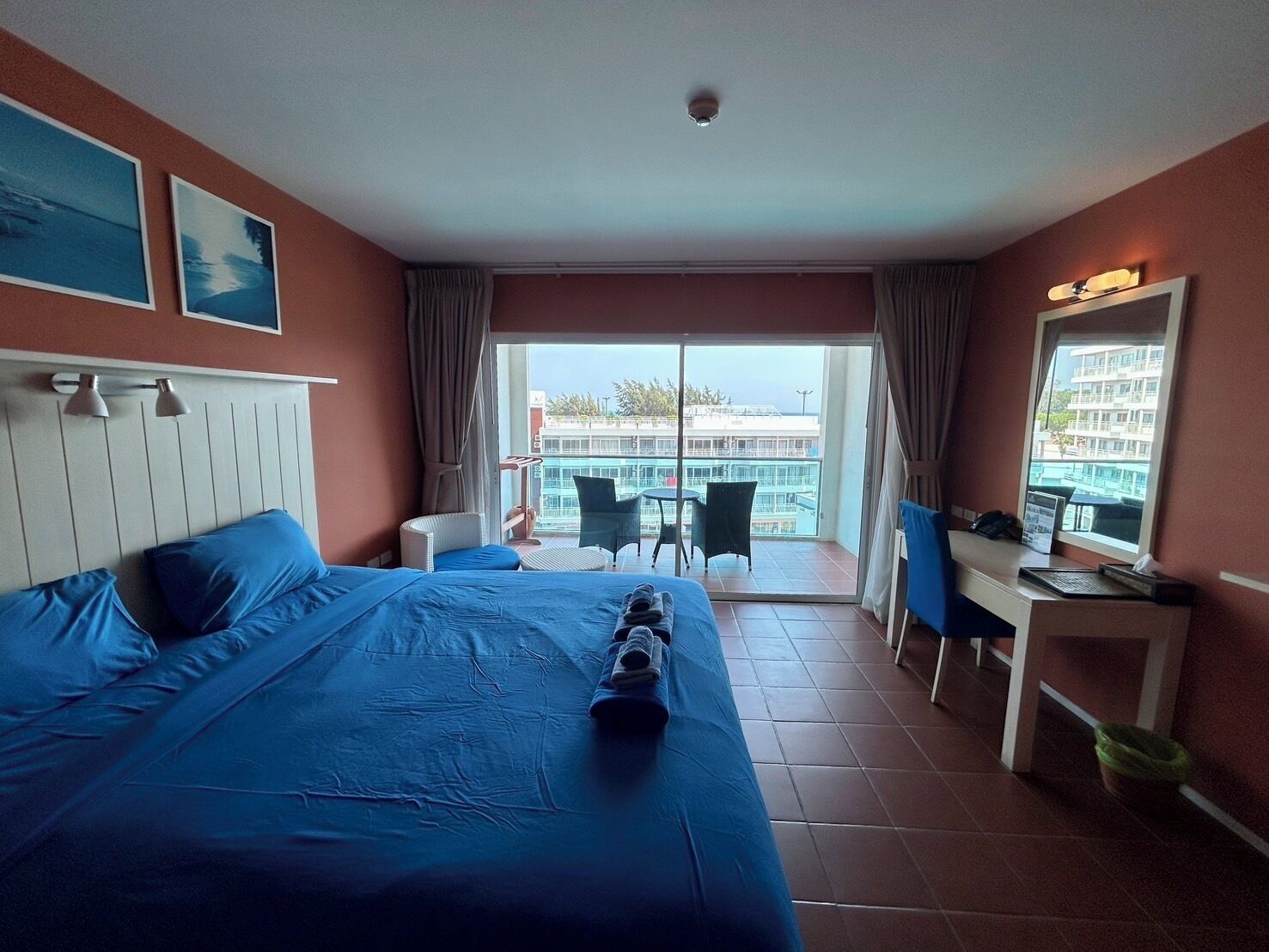 Deluxe Double Room | Cofres nos quartos, escrivaninha, cortinas blackout