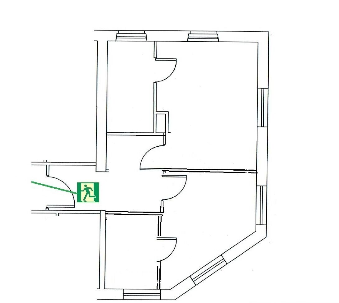 Planta baixa com um corredor central, quartos em ambos os lados e um sinal de saída de emergência verde.
