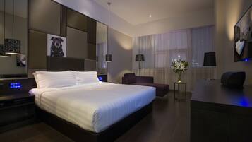 Quarto | Minibar, secretária, cortinas/cortinados opacos, ferro/tábua de engomar