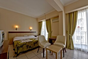 Quarto Duplo ou Twin Económico | Minibar, secretária 