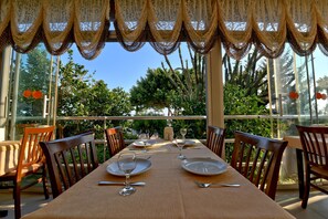 Pequenos-almoços, almoços, jantares servidos, cozinha turca 