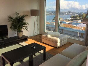 Deluxe Penthouse Apartment, 1 Bedroom, Terrace | Sala | TV de ecrã plano 