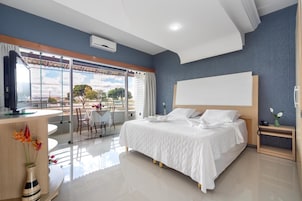 Frigobar, escrivaninha, cortinas blackout, berços grátis