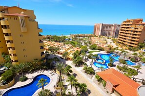 3 piscinas exteriores, guarda-sóis, espreguiçadeiras 