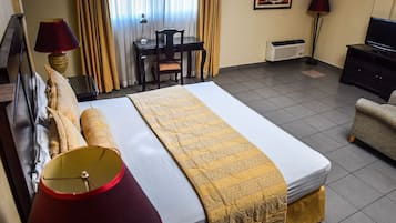 Quarto casal | Cofres nos quartos, escrivaninha, ferros/tábuas de passar roupa