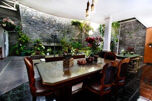 Pequenos-almoços, almoços, jantares servidos, cozinha indonésia