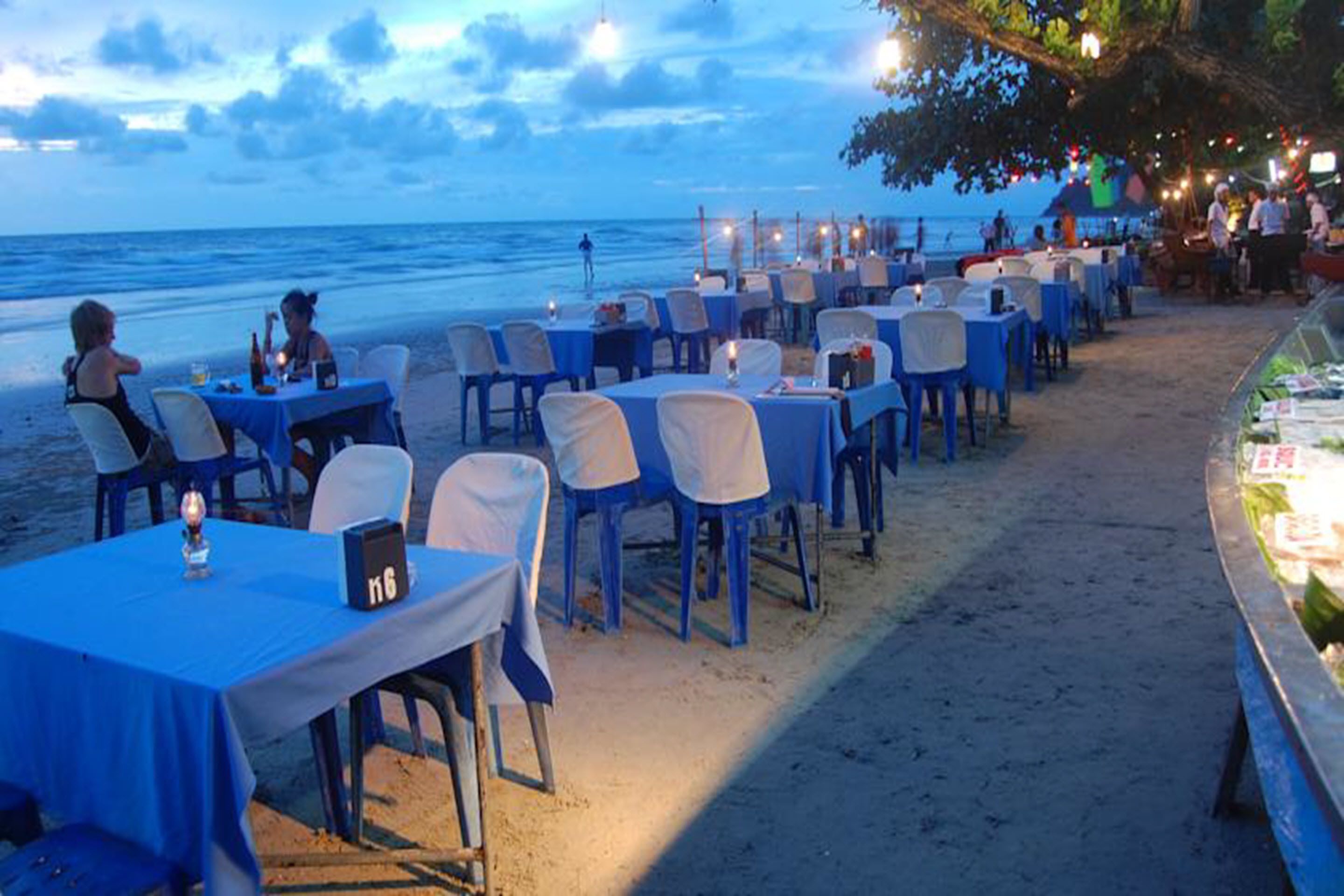 Pequenos-almoços, almoços, jantares servidos, com vista para a praia 