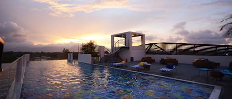 Piscina exterior, espreguiçadeiras