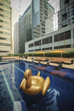 Piscina externa, funciona das 6h às 22h, guarda-sóis, espreguiçadeiras