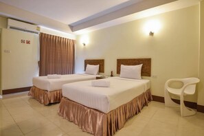 Standard Twin Room | Roupa hipoalergénica, secretária, cortinas/cortinados opacos 
