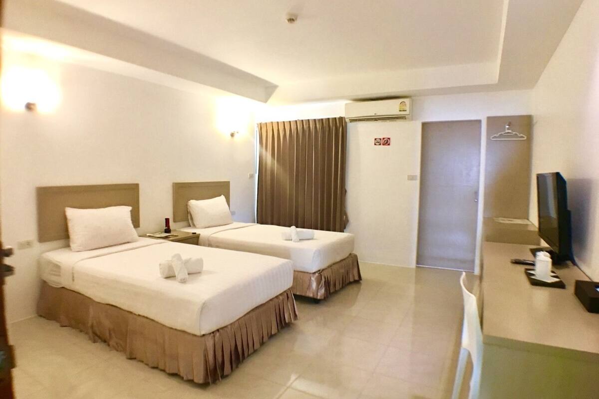 Standard Twin Room | Roupa hipoalergénica, secretária, cortinas/cortinados opacos 