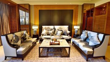 2 restaurantes, café da manhã, local e internacional