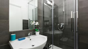 Quarto Triplo Básico, Vista para a cidade | Duche na casa de banho
