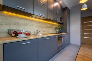 Apartamento Superior, 1 quarto, kitchenette | Refeições no quarto